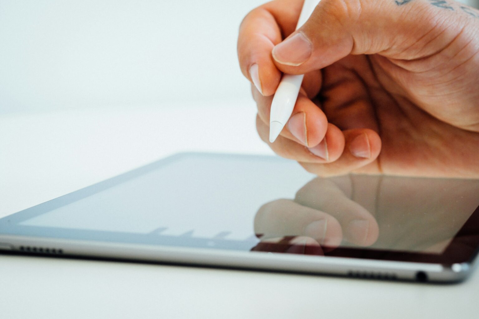 How to Use a Tablet Ergonomically (8 Tips!) - ErgoGlobal
