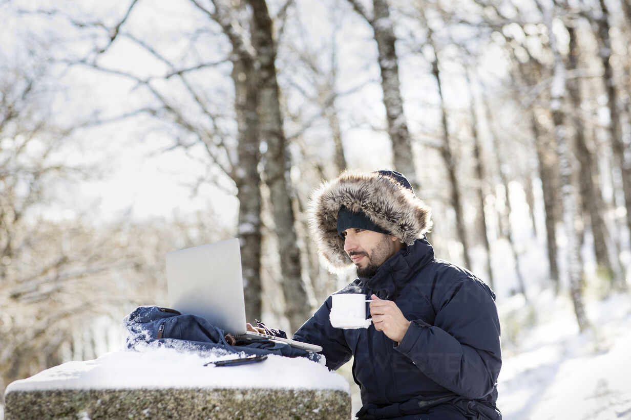 Working in Cold Weather: The Ergonomics Guide 2025 - ErgoGlobal